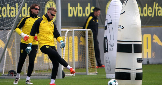 Hai thủ môn Dortmund cực ngầu với kính đen trên sân tập