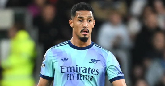Không Saliba, Arsenal run rẩy trước Liverpool