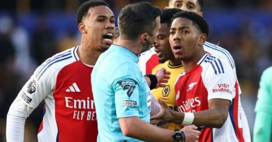 Michael Oliver nói gì với tổ VAR khi rút thẻ đỏ cho Arsenal?