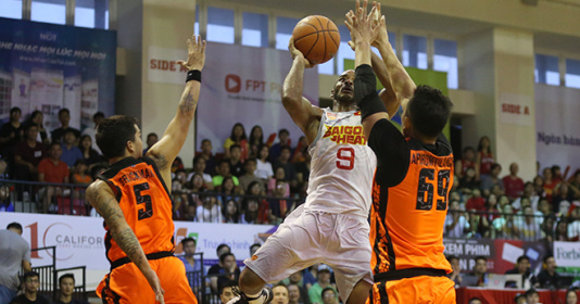 Cận cảnh Việt Arnold, Akeem Scott bất lực trước hệ thống xe bus của ...