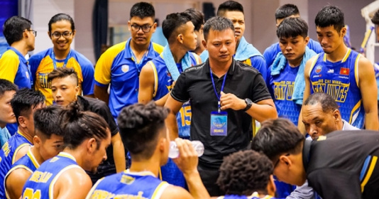 Người thay thế cho huấn luyện viên trưởng Brian Rowsom là ai